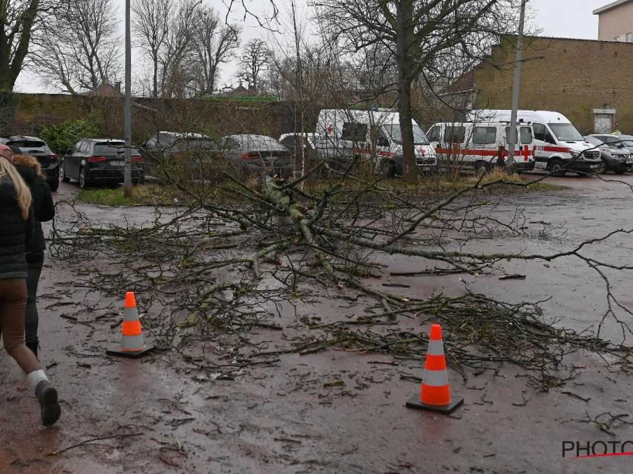 KMI verlengt code geel, Nederland in code rood door storm ...