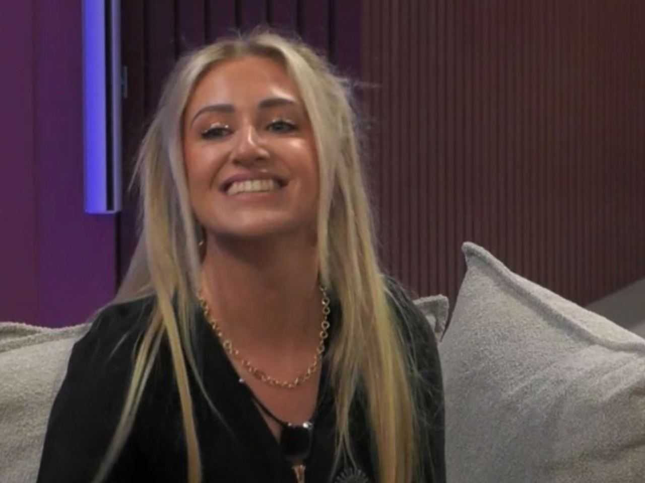 Nieuwe bewoonster Jolien schrikt zich al meteen rot van haar ...