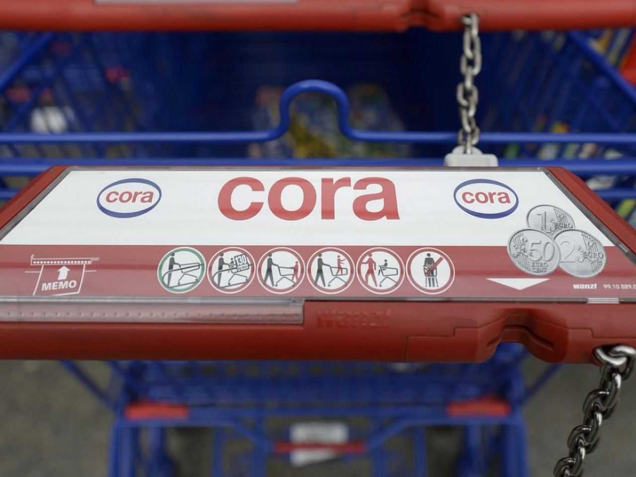 Hypermarktketen Cora deelt cadeautjes uit aan zijn klanten waaronder ...