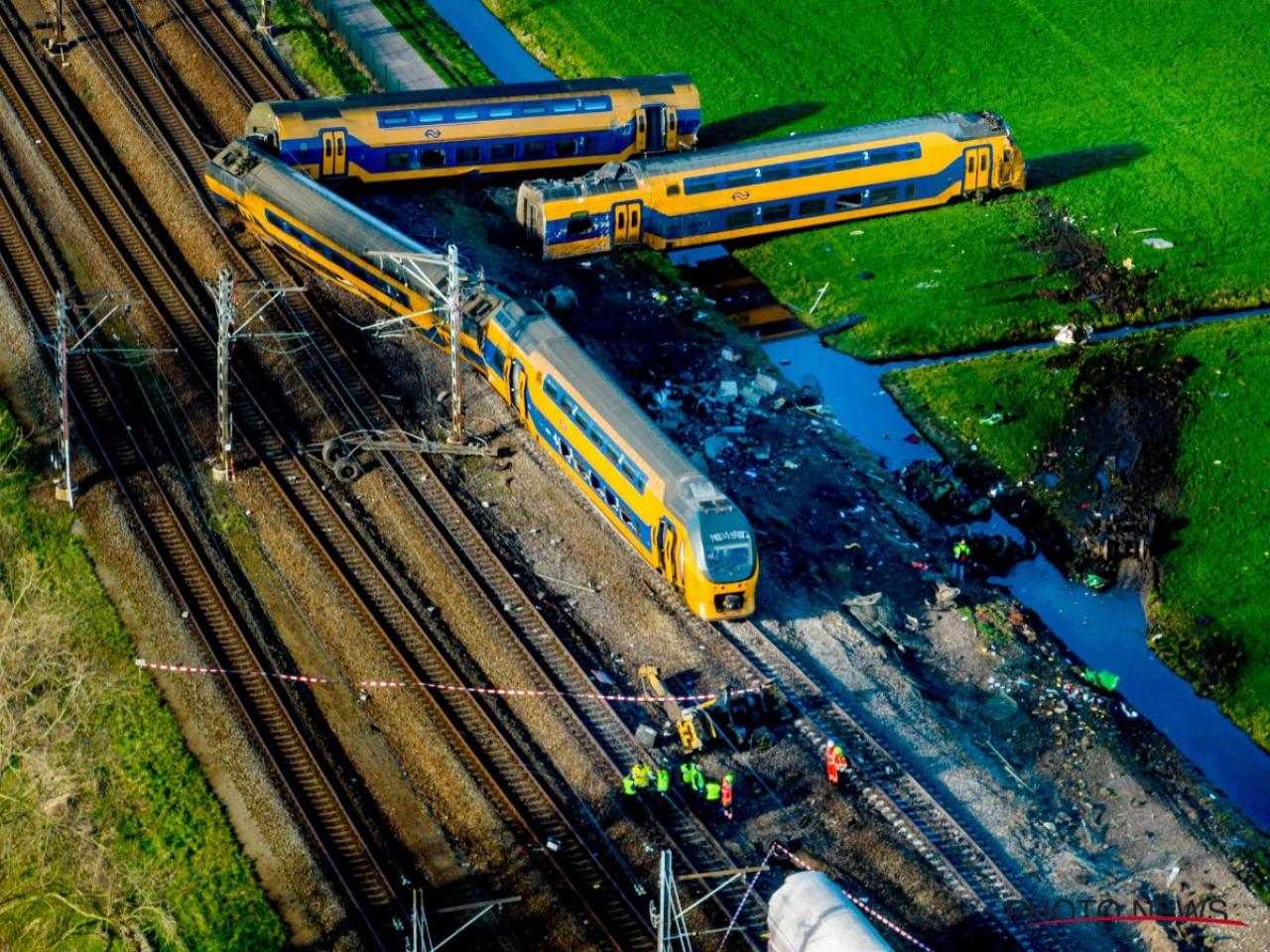 Videobeelden tonen chaos op verongelukte trein: "Naar buiten! Naar ...