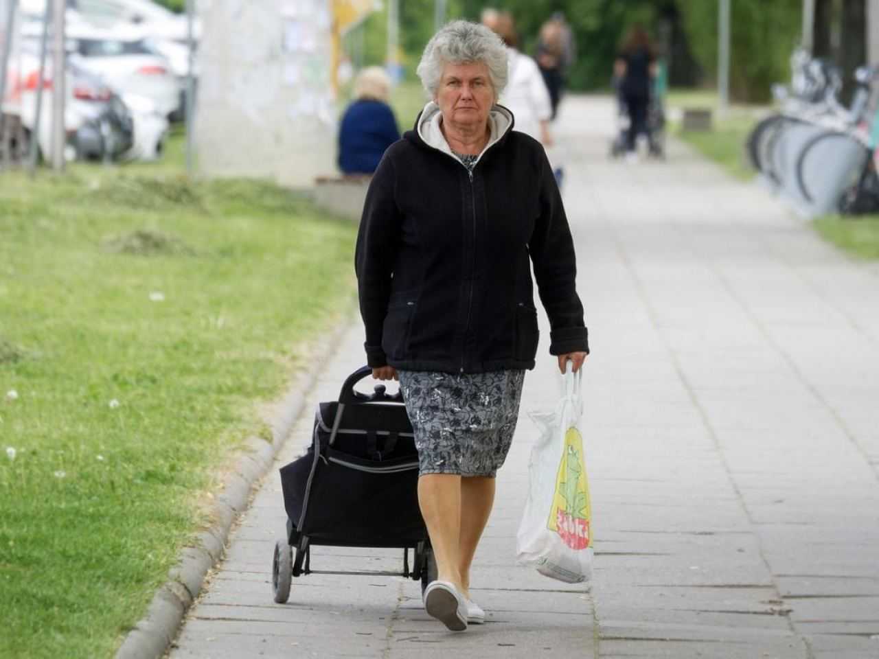 Bejaarde vrouw op straat bestolen met listig afleidingstrucje: Zo ging ...
