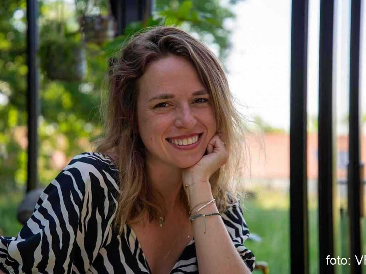 Stephanie Planckaert's feestoutfit: Glitter, glamour en comfort in één ...