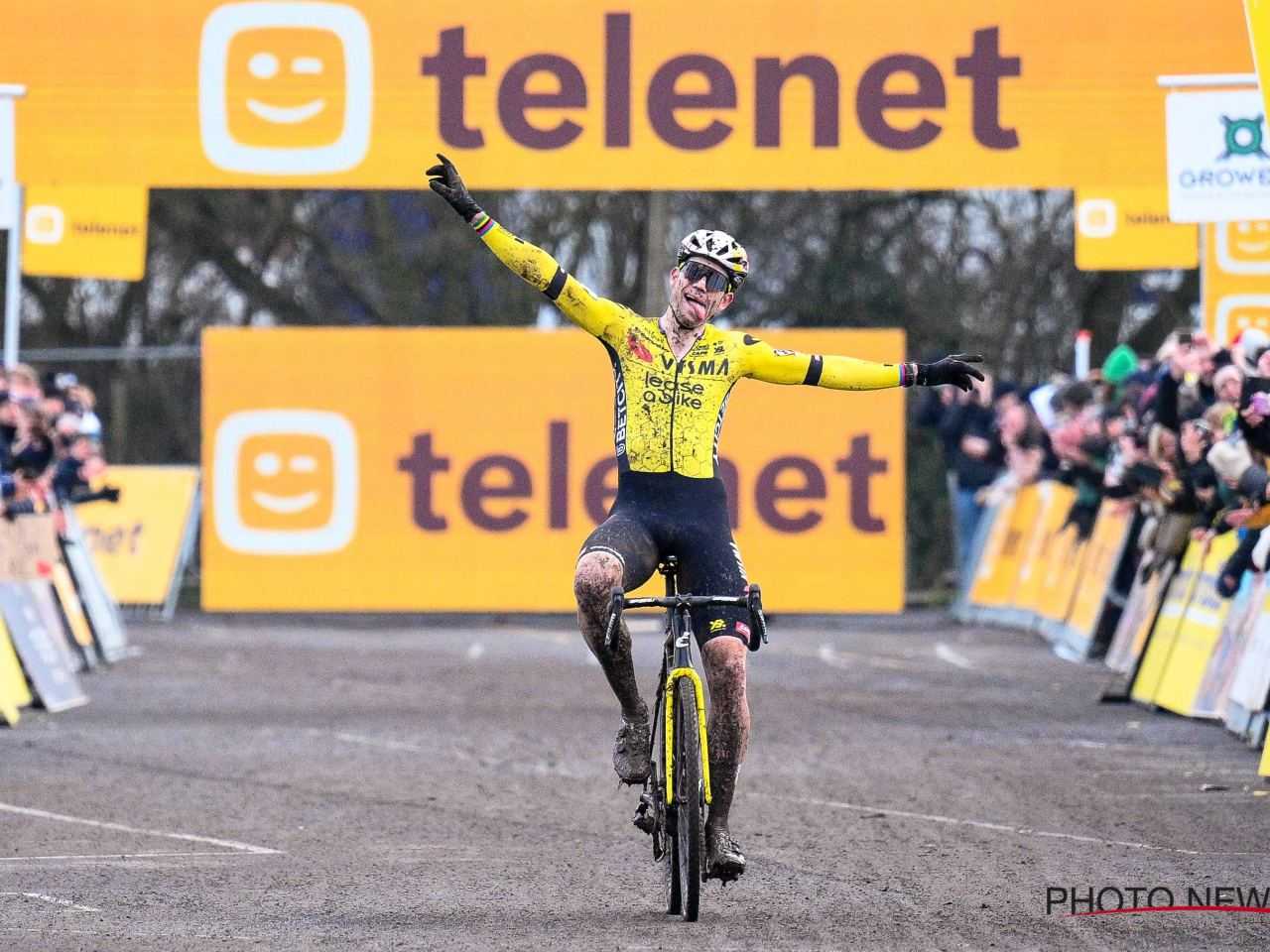 Wout van Aert sluit één ding zeker uit en maakt vergelijking met Thibau ...