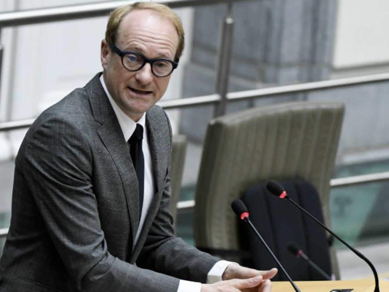 Ben Weyts is het wachten beu: "Ga zelf beslissen wanneer scholen weer ...