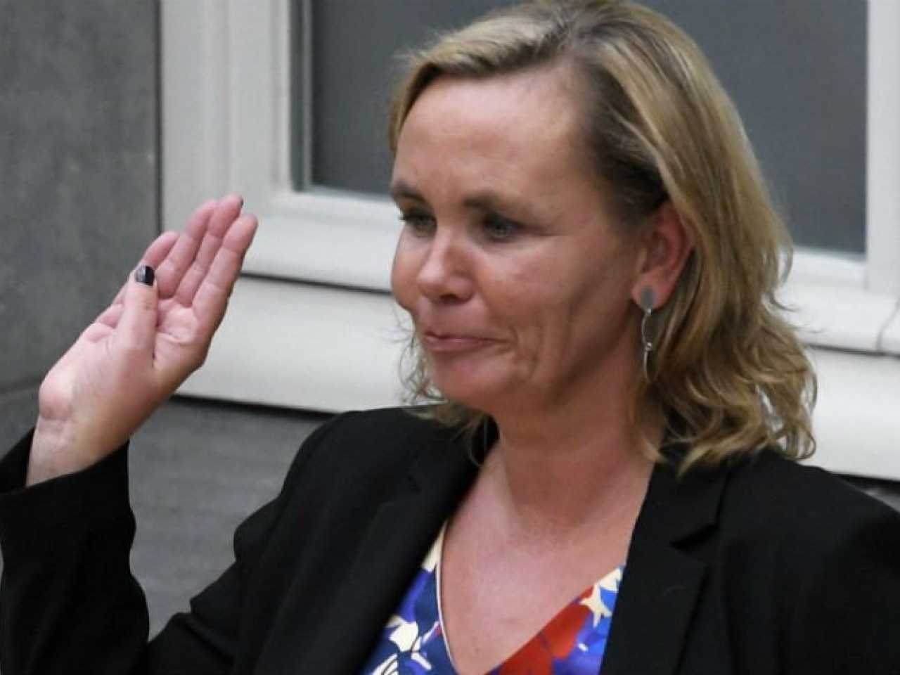 Liesbeth Homans zorgt bij eedaflegging als Minister-President meteen ...