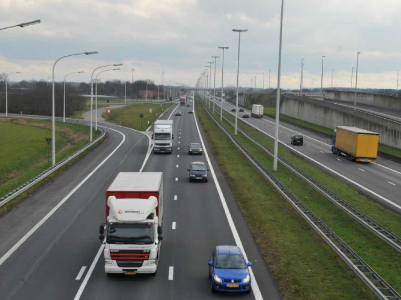 Minister van mobiliteit wil snelheid aanpassen op snelwegen: "50 ...