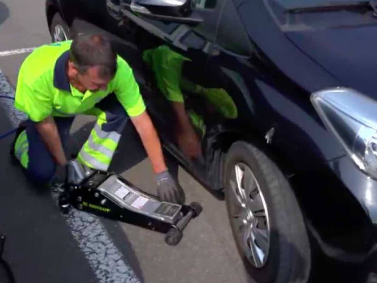 Met deze hittegolf krijg je sneller een klapband met de auto: “Zo kan ...