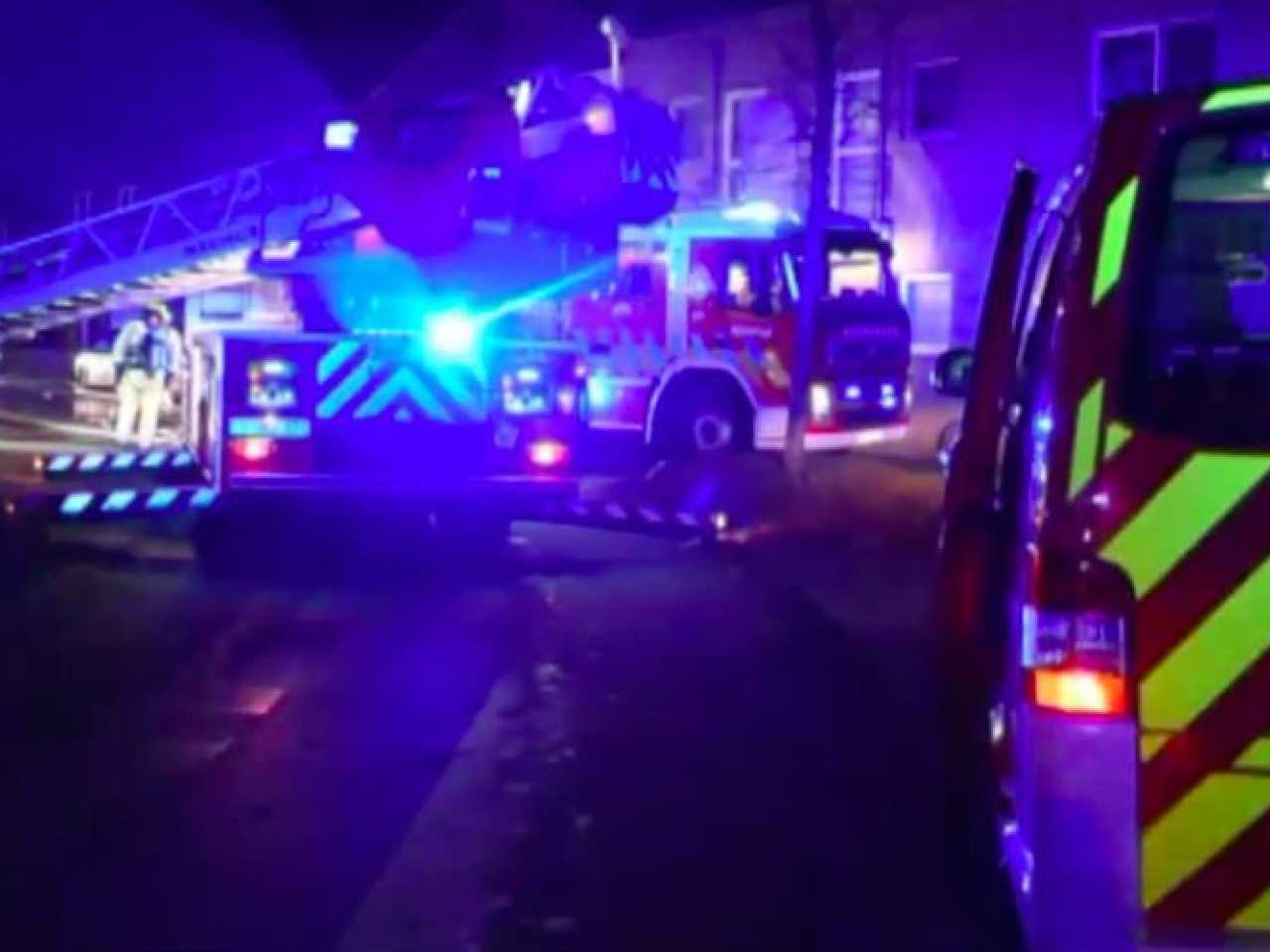 Twee jonge kinderen ontdekken dat hun huis in brand staat. Ze proberen ...