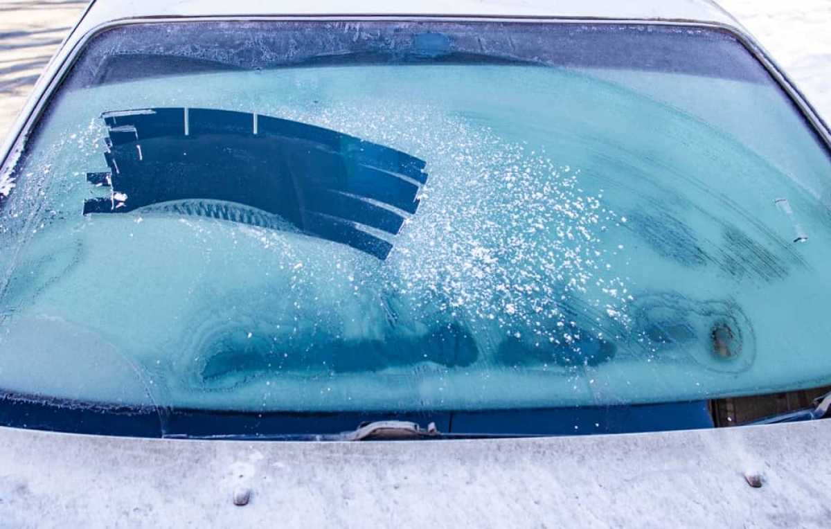 Zo ontdooi je ‘s ochtends het snelst de voorruit van je auto | Redactie24