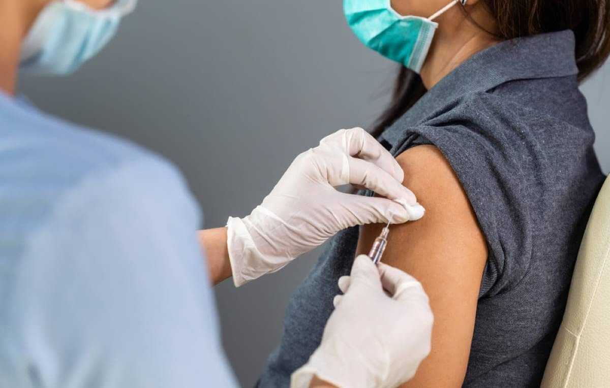 Nieuwe gegevens over bijwerkingen van covid-vaccin en er valt meteen ...
