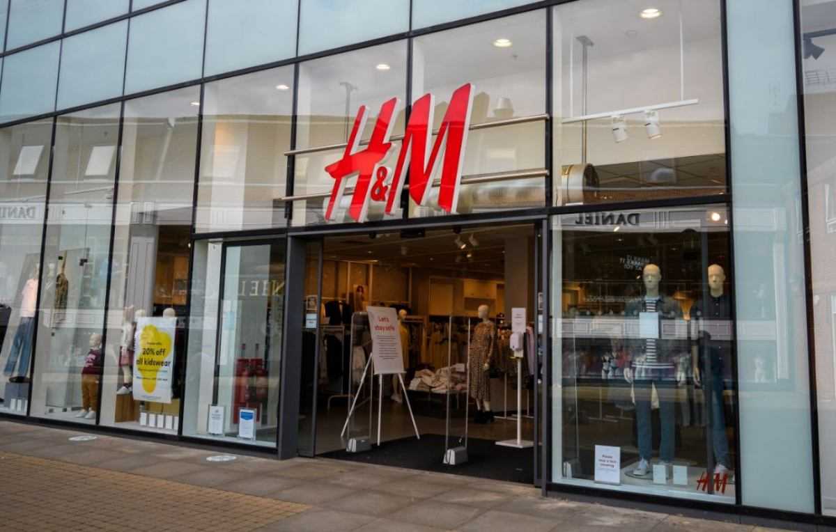 Satijnen jurk van H&M ziet eruit als een designerstuk, maar kost nog ...