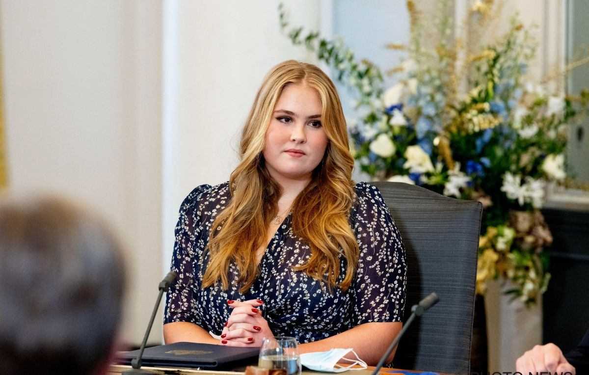 Prinses Amalia zwaar onder vuur na dierendag-foto: "Ach ja, wrijf het ...