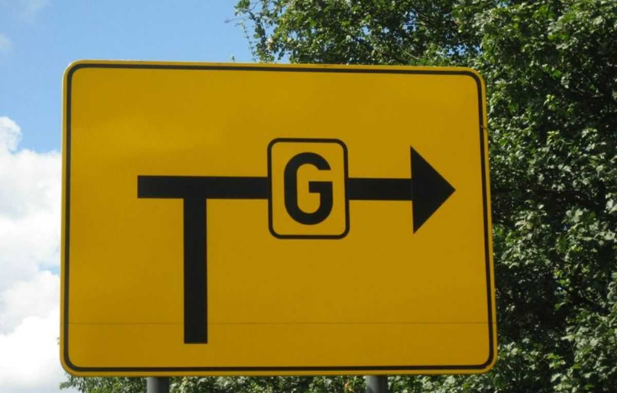 Wat betekent dit gele bord langs de snelweg? Weinig mensen weten het ...