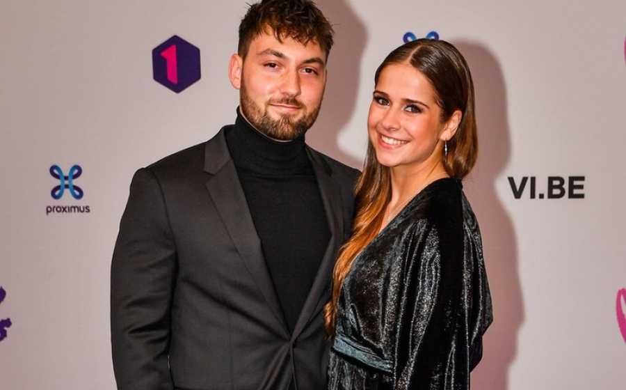 Laura Tesoro, in bikini, deelt zwoele foto met haar vriend Jordan ...